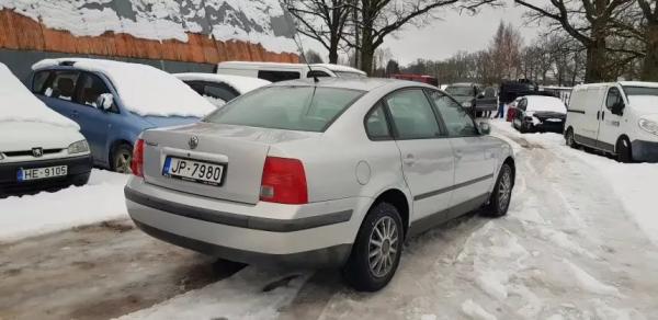 Pelēks Volkswagen Passat B5 1998 Valmiera, ar dzinēja tilpumu 1.60 L un nobraukumu 301 tūkst. km par 1000 €, foto 3 vietnē AUTOMOTO.COM.LV