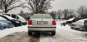 Pelēks Volkswagen Passat B5 1998 Valmiera, ar dzinēja tilpumu 1.60 L un nobraukumu 301 tūkst. km par 1000 €, foto 5 vietnē AUTOMOTO.COM.LV