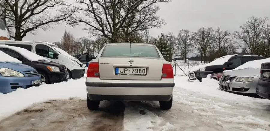 Pelēks Volkswagen Passat B5 1998 Valmiera, ar dzinēja tilpumu 1.60 L un nobraukumu 301 tūkst. km par 1000 €, foto 5 vietnē AUTOMOTO.COM.LV