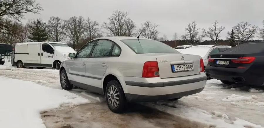 Pelēks Volkswagen Passat B5 1998 Valmiera, ar dzinēja tilpumu 1.60 L un nobraukumu 301 tūkst. km par 1000 €, foto 6 vietnē AUTOMOTO.COM.LV