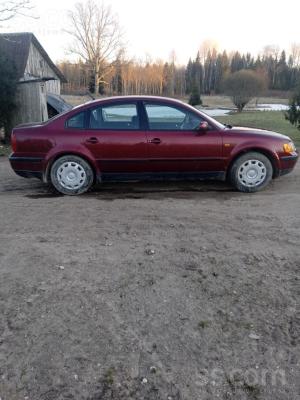 Red Volkswagen Passat B5 1997 in Madona, with an engine capacity of 1.60 L and mileage of 183 thousand km for 900 €, photo 3 on AUTOMOTO.COM.LV