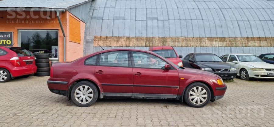 Red Volkswagen Passat B5 1997 in Valmiera, with an engine capacity of 1.60 L and mileage of 294 thousand km for 950 €, photo 3 on AUTOMOTO.COM.LV
