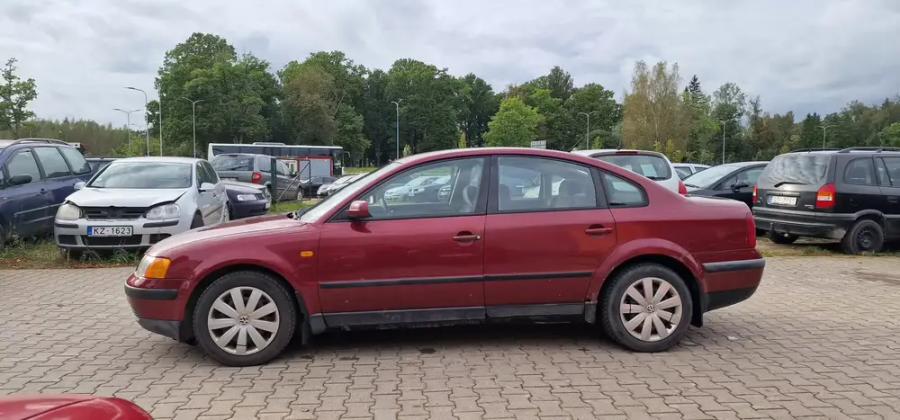 Red Volkswagen Passat B5 1997 in Valmiera, with an engine capacity of 1.60 L and mileage of 294 thousand km for 950 €, photo 6 on AUTOMOTO.COM.LV