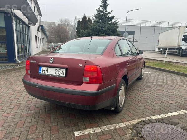Sarkans Volkswagen Passat B5 1998 Rīga, ar dzinēja tilpumu 1.80 L un nobraukumu 266 tūkst. km par 1000 €, foto 1 vietnē AUTOMOTO.COM.LV