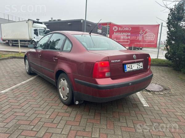 Sarkans Volkswagen Passat B5 1998 Rīga, ar dzinēja tilpumu 1.80 L un nobraukumu 266 tūkst. km par 1000 €, foto 3 vietnē AUTOMOTO.COM.LV