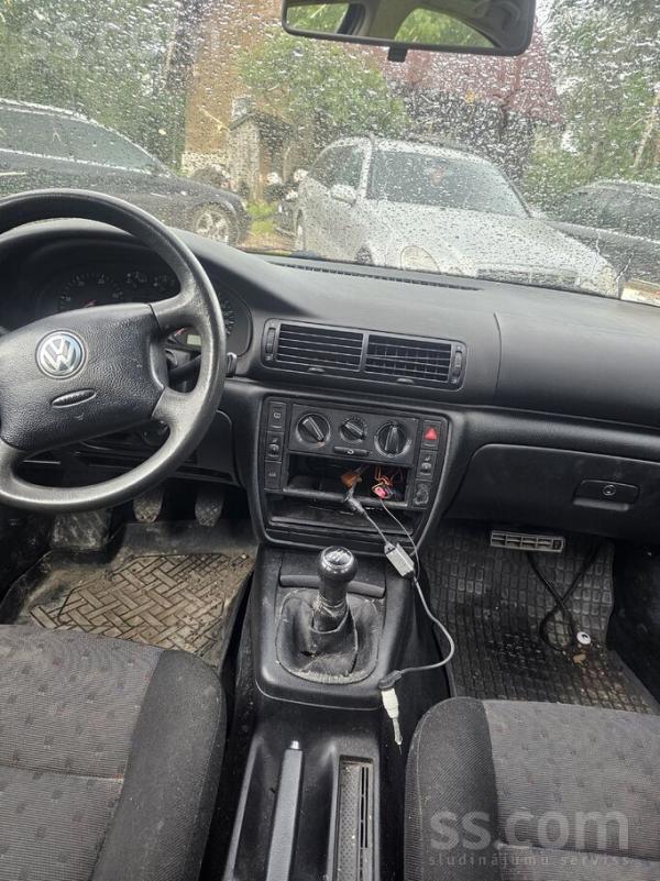 Red Volkswagen Passat B5 2000 in Limbazi, with an engine capacity of 1.90 L and mileage of 464 thousand km for 425 €, photo 3 on AUTOMOTO.COM.LV