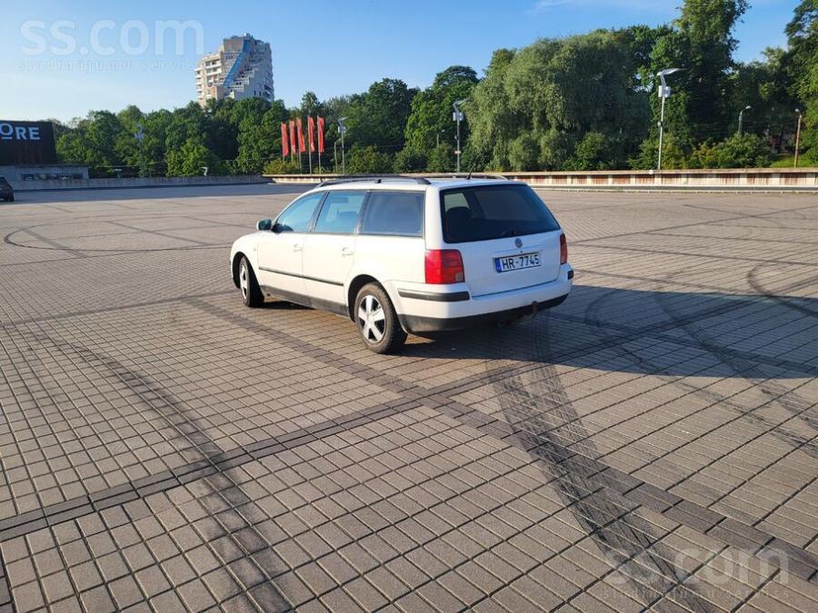 White Volkswagen Passat B5 2000 in Riga, with an engine capacity of 1.90 L and mileage of 355 thousand km for 2350 €, photo 3 on AUTOMOTO.COM.LV