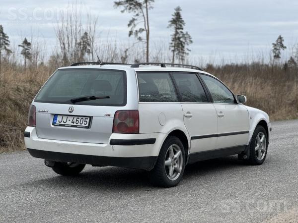 White Volkswagen Passat B5 2002 in Valmiera, with an engine capacity of 1.90 L and mileage of 317 thousand km for 799 €, photo 4 on AUTOMOTO.COM.LV