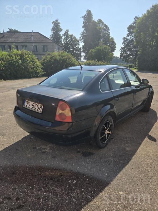Black Volkswagen Passat B6 2004 in Bauska, with an engine capacity of 1.90 L and mileage of 351 thousand km for 400 €, photo 4 on AUTOMOTO.COM.LV
