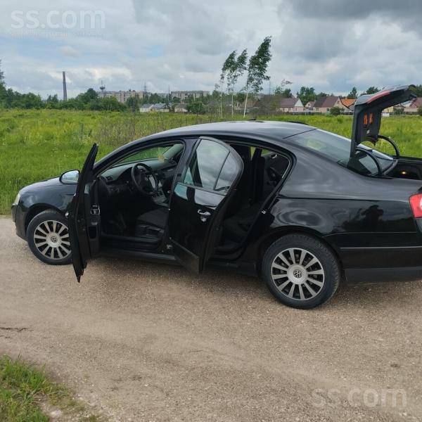 Black Volkswagen Passat B6 2006 in Daugavpils, with an engine capacity of 1.90 L and mileage of 302 thousand km for 2700 €, photo 2 on AUTOMOTO.COM.LV