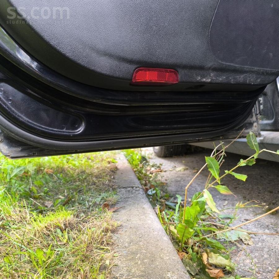 Melns Volkswagen Passat B6 2007 Daugavpils, ar dzinēja tilpumu 2.00 L un nobraukumu 260 tūkst. km par 700 €, foto 8 vietnē AUTOMOTO.COM.LV