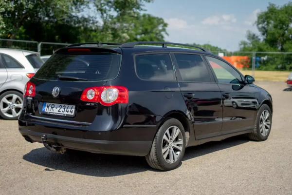 Melns Volkswagen Passat B6 2005 Liepāja, ar dzinēja tilpumu 2.00 L un nobraukumu 118 tūkst. km par 3150 €, foto 4 vietnē AUTOMOTO.COM.LV