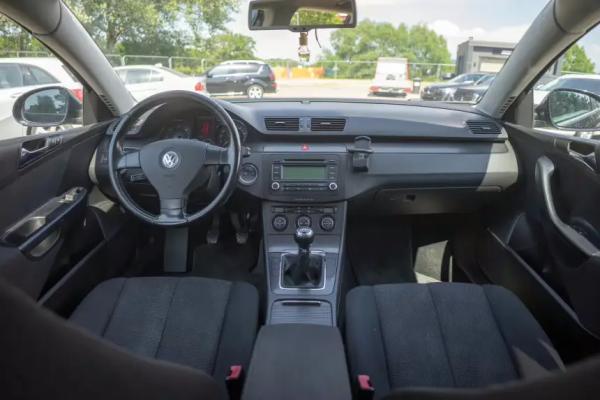 Melns Volkswagen Passat B6 2005 Liepāja, ar dzinēja tilpumu 2.00 L un nobraukumu 118 tūkst. km par 3150 €, foto 7 vietnē AUTOMOTO.COM.LV