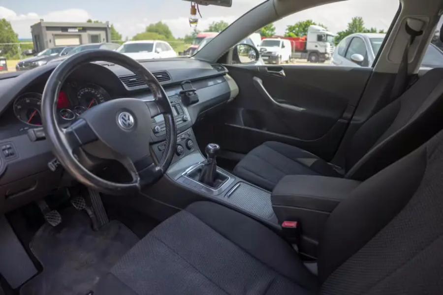 Melns Volkswagen Passat B6 2005 Liepāja, ar dzinēja tilpumu 2.00 L un nobraukumu 118 tūkst. km par 3150 €, foto 9 vietnē AUTOMOTO.COM.LV