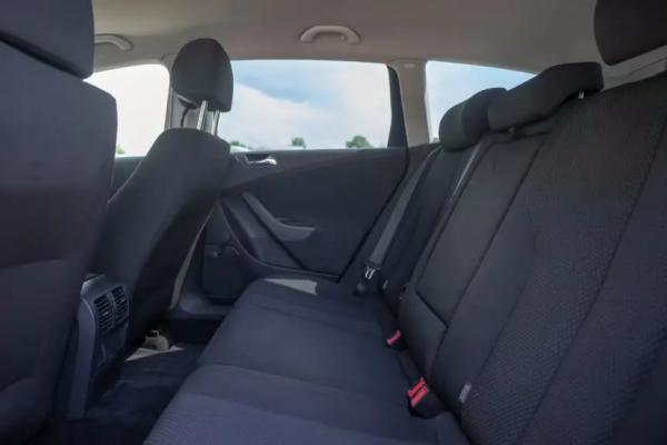 Melns Volkswagen Passat B6 2005 Liepāja, ar dzinēja tilpumu 2.00 L un nobraukumu 118 tūkst. km par 3150 €, foto 9 vietnē AUTOMOTO.COM.LV