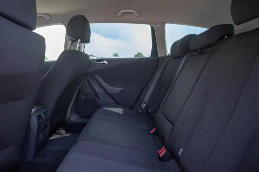 Melns Volkswagen Passat B6 2005 Liepāja, ar dzinēja tilpumu 2.00 L un nobraukumu 118 tūkst. km par 3150 €, foto 10 vietnē AUTOMOTO.COM.LV