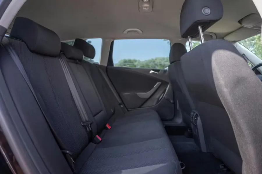 Melns Volkswagen Passat B6 2005 Liepāja, ar dzinēja tilpumu 2.00 L un nobraukumu 118 tūkst. km par 3150 €, foto 12 vietnē AUTOMOTO.COM.LV