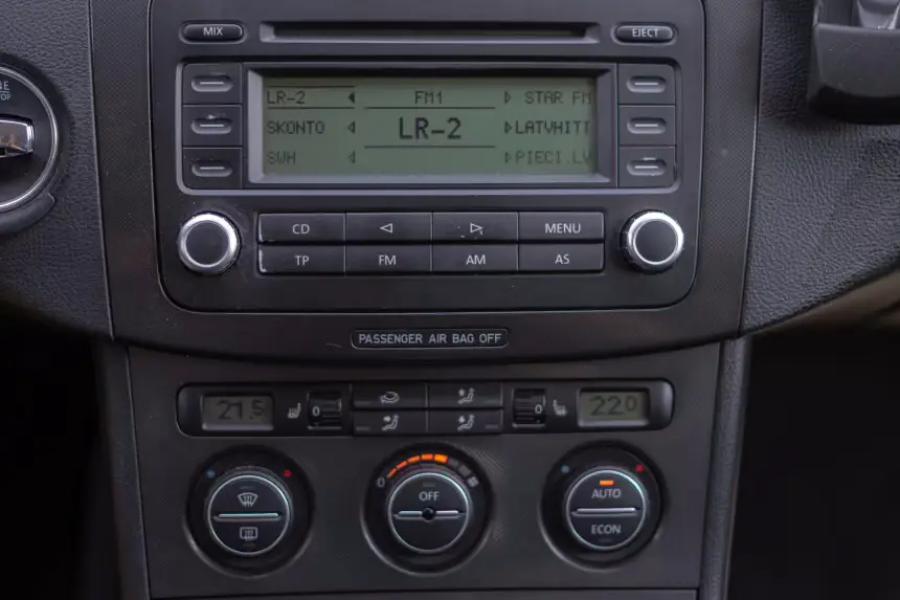 Melns Volkswagen Passat B6 2005 Liepāja, ar dzinēja tilpumu 2.00 L un nobraukumu 118 tūkst. km par 3150 €, foto 15 vietnē AUTOMOTO.COM.LV