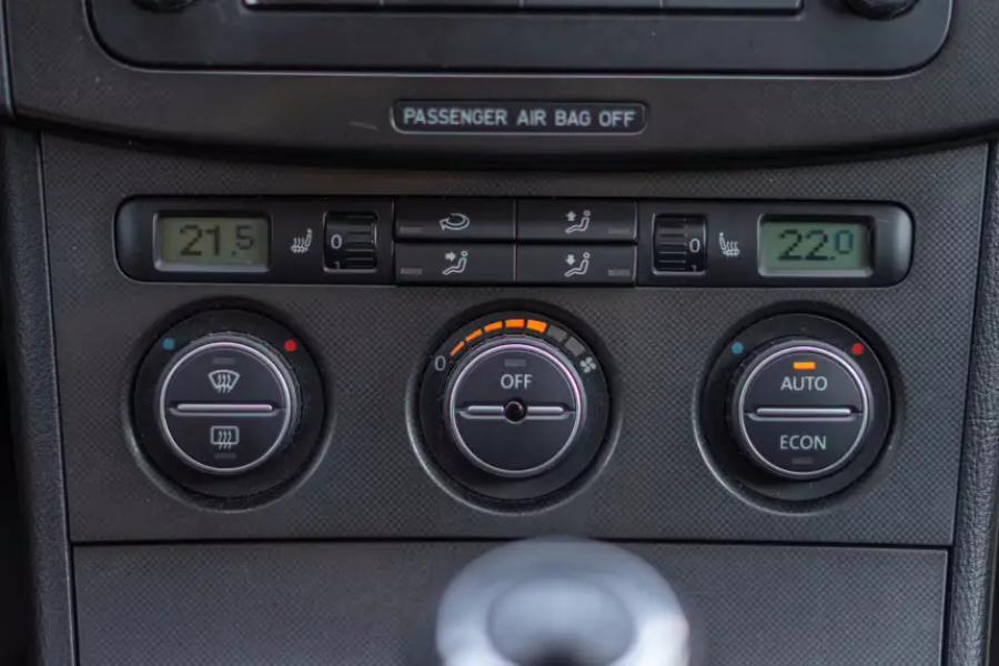 Melns Volkswagen Passat B6 2005 Liepāja, ar dzinēja tilpumu 2.00 L un nobraukumu 118 tūkst. km par 3150 €, foto 16 vietnē AUTOMOTO.COM.LV
