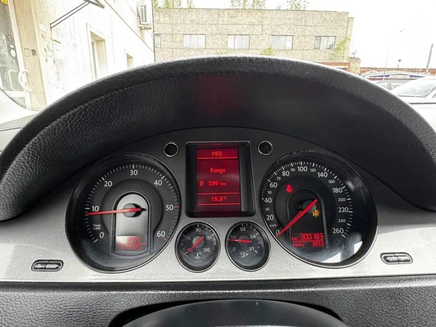 Melns Volkswagen Passat B6 2008 Daugavpils, ar dzinēja tilpumu 1.90 L un nobraukumu 300 tūkst. km par 2350 €, foto 18 vietnē AUTOMOTO.COM.LV