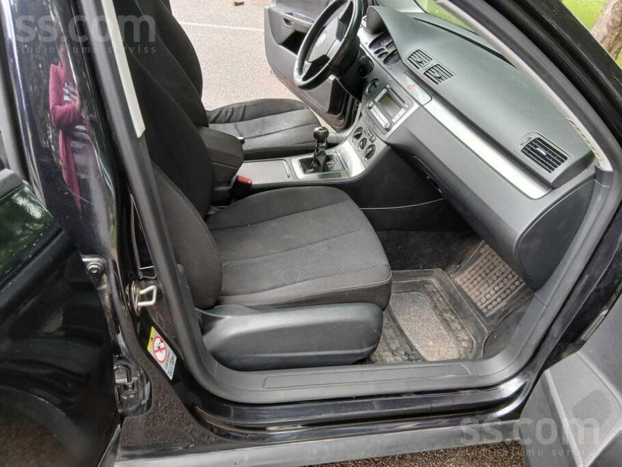 Black Volkswagen Passat B6 2008 in Bauska, with an engine capacity of 1.90 L and mileage of 260 thousand km for 2300 €, photo 6 on AUTOMOTO.COM.LV