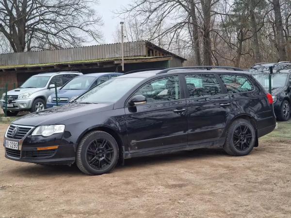 Black Volkswagen Passat B6 2009 in Grobiņa, with an engine capacity of 2.00 L and mileage of 300 thousand km for 950 €, photo 3 on AUTOMOTO.COM.LV