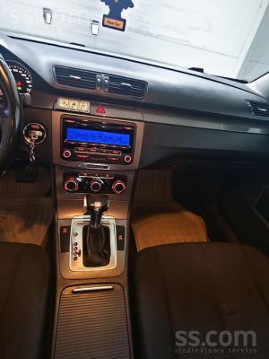 Black Volkswagen Passat B6 2010 in Liepaja, with an engine capacity of 1.40 L and mileage of 296 thousand km for 2300 €, photo 3 on AUTOMOTO.COM.LV