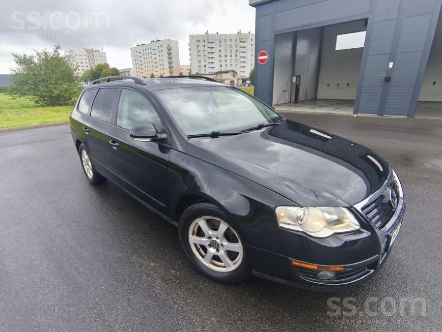 Black Volkswagen Passat B6 2010 in Liepaja, with an engine capacity of 1.40 L and mileage of 296 thousand km for 2300 €, photo 6 on AUTOMOTO.COM.LV