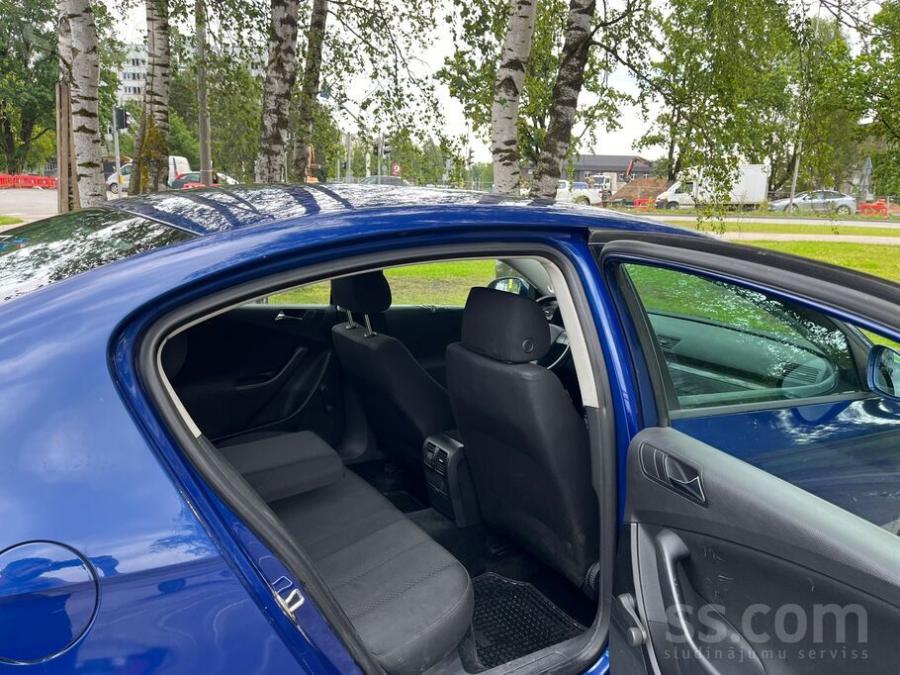 Blue Volkswagen Passat B6 2006 in Riga, with an engine capacity of 2.00 L and mileage of 360 thousand km for 1190 €, photo 9 on AUTOMOTO.COM.LV
