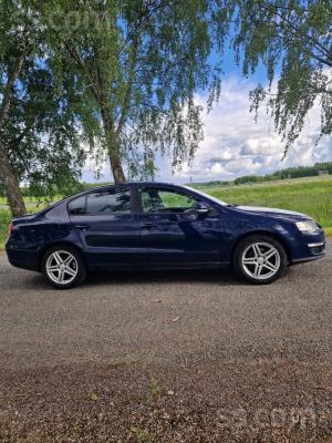 Blue Volkswagen Passat B6 2006 in Limbazi, with an engine capacity of 1.90 L and mileage of 330 thousand km for 1750 €, photo 3 on AUTOMOTO.COM.LV