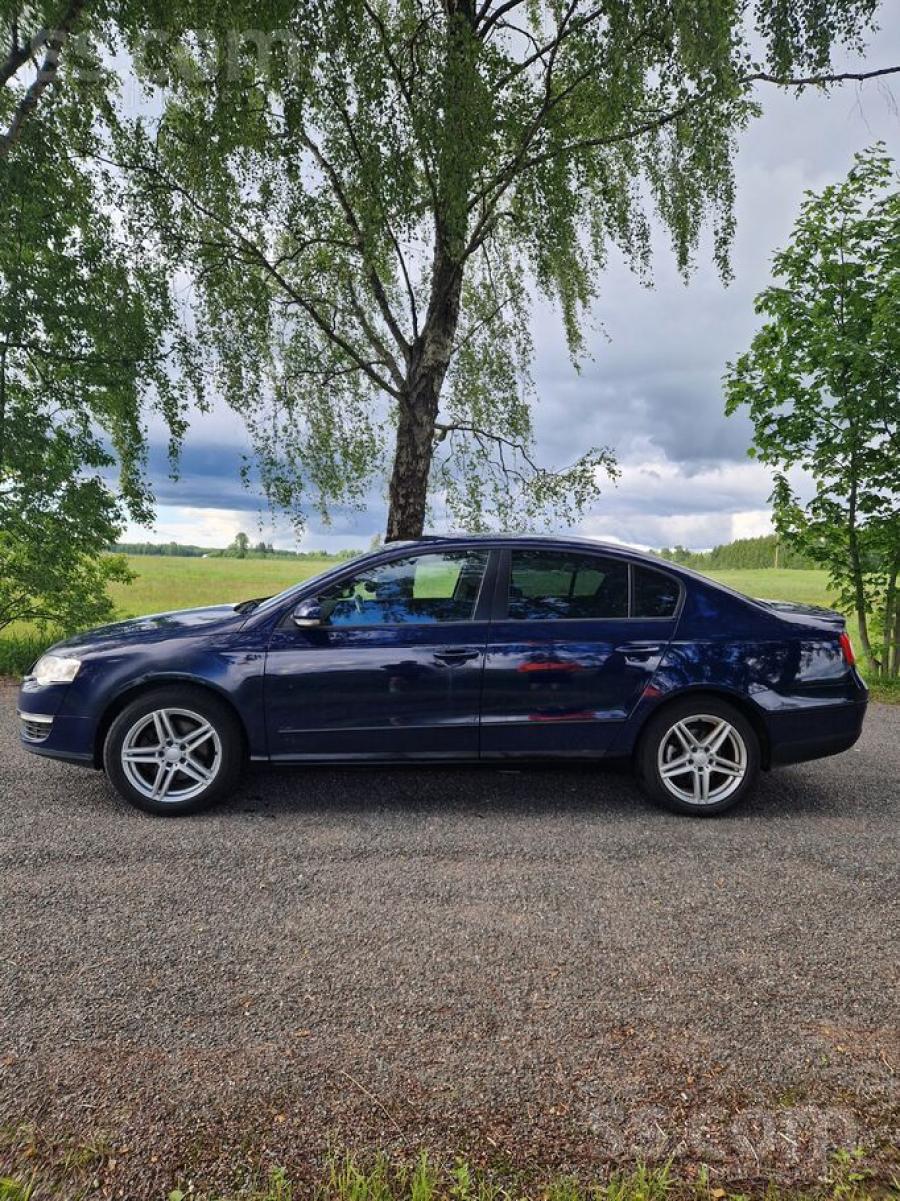 Blue Volkswagen Passat B6 2006 in Limbazi, with an engine capacity of 1.90 L and mileage of 330 thousand km for 1750 €, photo 7 on AUTOMOTO.COM.LV