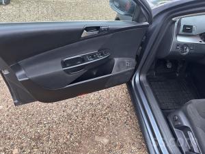 Zils Volkswagen Passat B6 2009 Tukums, ar dzinēja tilpumu 2.00 L un nobraukumu 296 tūkst. km par 2200 €, foto 12 vietnē AUTOMOTO.COM.LV