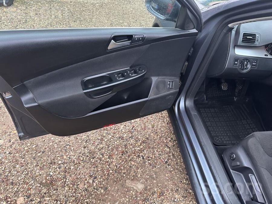 Zils Volkswagen Passat B6 2009 Tukums, ar dzinēja tilpumu 2.00 L un nobraukumu 296 tūkst. km par 2200 €, foto 12 vietnē AUTOMOTO.COM.LV