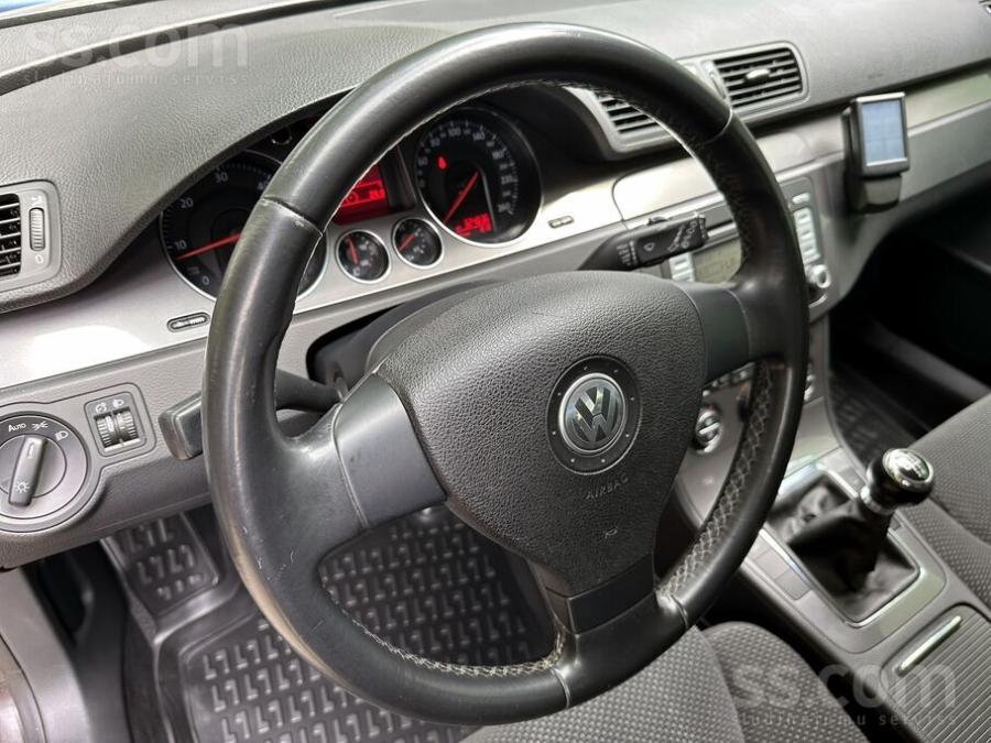 Brown Volkswagen Passat B6 2008 in Riga, with an engine capacity of 1.90 L and mileage of 320 thousand km for 3300 €, photo 21 on AUTOMOTO.COM.LV