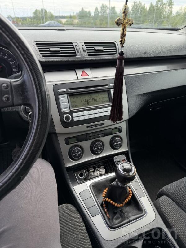 Grey Volkswagen Passat B6 2006 in Tukums, with an engine capacity of 1.90 L and mileage of 363 thousand km for 1300 €, photo 8 on AUTOMOTO.COM.LV
