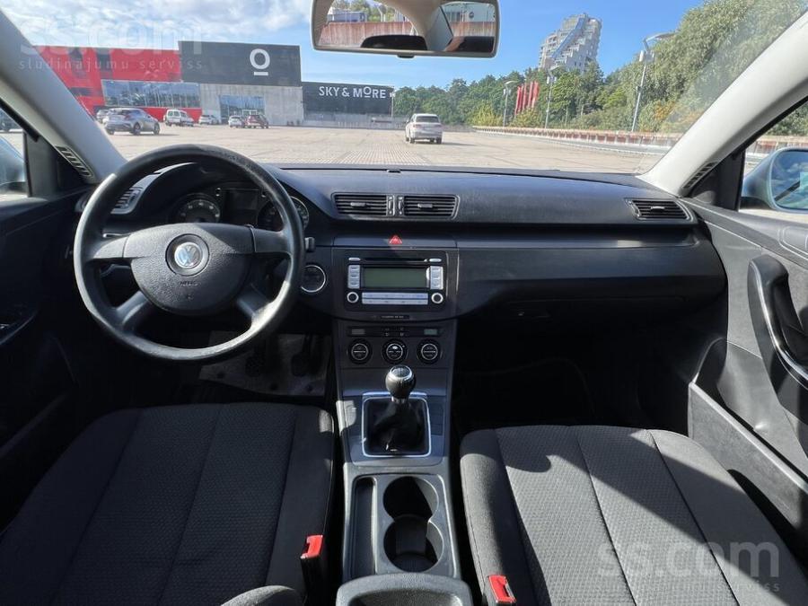 Grey Volkswagen Passat B6 2007 in Riga, with an engine capacity of 1.60 L and mileage of 150 thousand km for 1390 €, photo 13 on AUTOMOTO.COM.LV