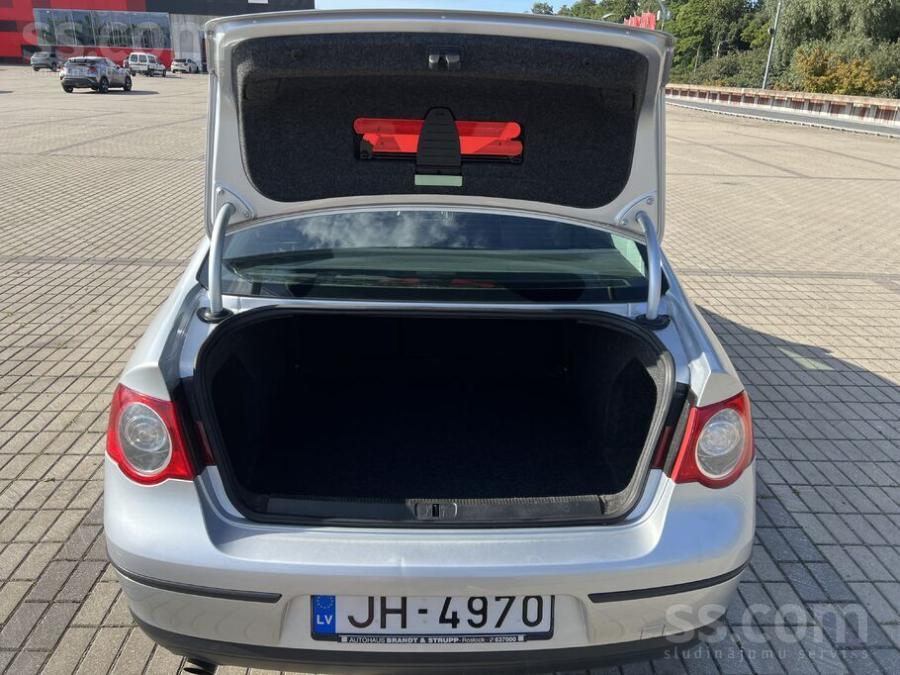 Grey Volkswagen Passat B6 2007 in Riga, with an engine capacity of 1.60 L and mileage of 150 thousand km for 1390 €, photo 16 on AUTOMOTO.COM.LV