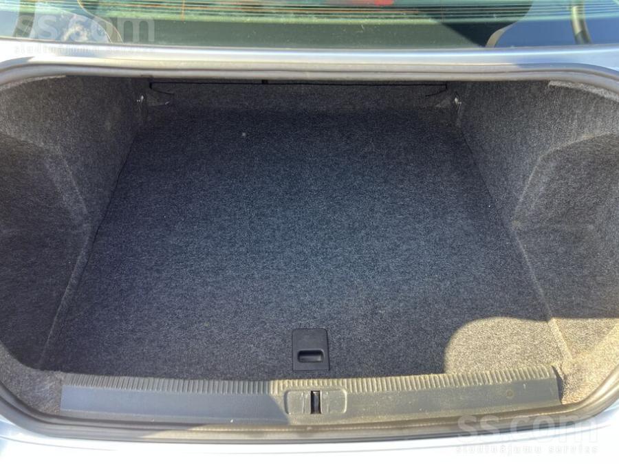 Grey Volkswagen Passat B6 2007 in Riga, with an engine capacity of 1.60 L and mileage of 150 thousand km for 1390 €, photo 17 on AUTOMOTO.COM.LV