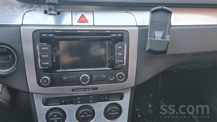 Grey Volkswagen Passat B6 2005 in Tukums, with an engine capacity of 2.00 L and mileage of 227 thousand km for 950 €, photo 6 on AUTOMOTO.COM.LV