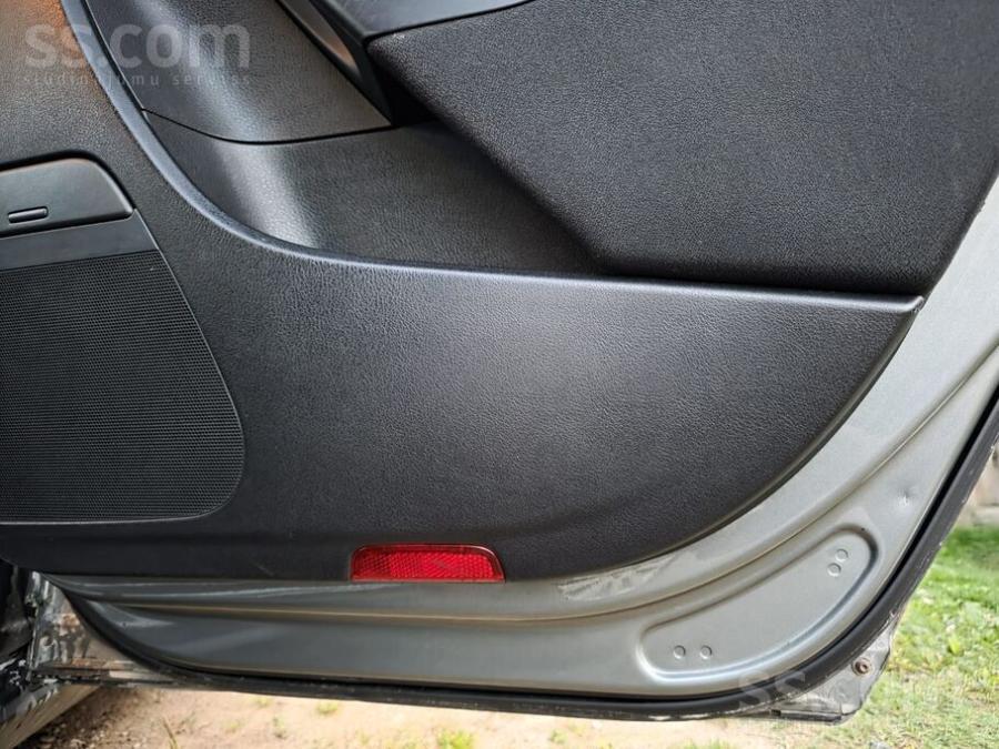 Grey Volkswagen Passat B6 2005 in Rezekne, with an engine capacity of 1.90 L and mileage of 370 thousand km for 1850 €, photo 12 on AUTOMOTO.COM.LV