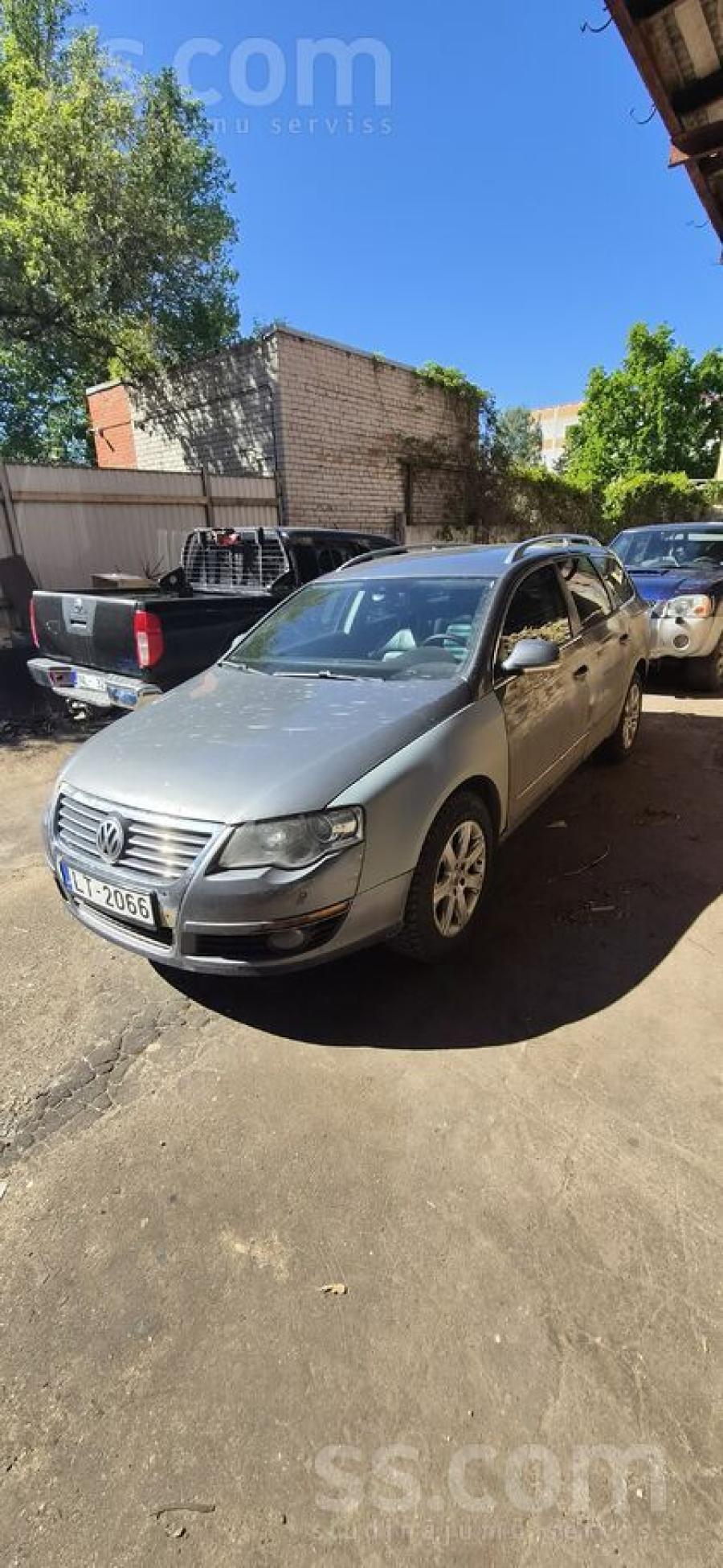 Grey Volkswagen Passat B6 2007 in Riga, with an engine capacity of 3.20 L and mileage of 328 thousand km for 1500 €, photo 3 on AUTOMOTO.COM.LV