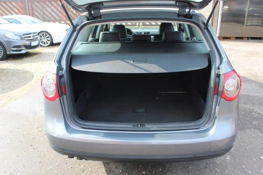 Pelēks Volkswagen Passat B6 2007 Liepāja, ar dzinēja tilpumu 1.90 L un nobraukumu 265 tūkst. km par 2350 €, foto 6 vietnē AUTOMOTO.COM.LV