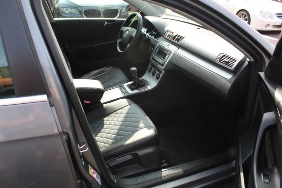 Pelēks Volkswagen Passat B6 2007 Liepāja, ar dzinēja tilpumu 1.90 L un nobraukumu 265 tūkst. km par 2350 €, foto 9 vietnē AUTOMOTO.COM.LV