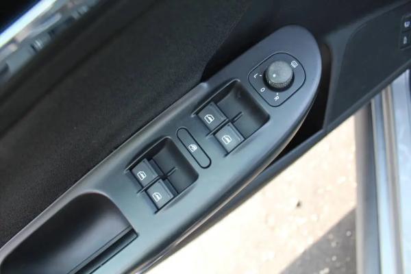 Pelēks Volkswagen Passat B6 2007 Liepāja, ar dzinēja tilpumu 1.90 L un nobraukumu 265 tūkst. km par 2350 €, foto 11 vietnē AUTOMOTO.COM.LV