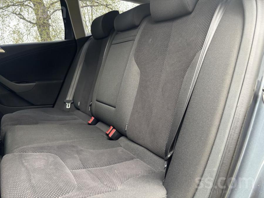 Pelēks Volkswagen Passat B6 2009 Kuldīga, ar dzinēja tilpumu 2.00 L un nobraukumu 362 tūkst. km par 2190 €, foto 7 vietnē AUTOMOTO.COM.LV