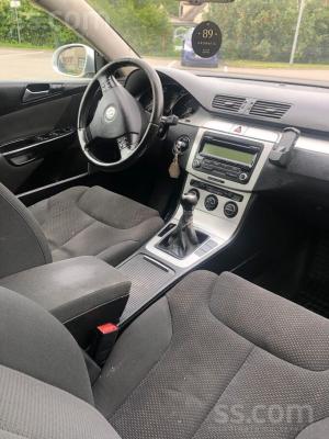 Grey Volkswagen Passat B6 2009 in Riga, with an engine capacity of 2.00 L and mileage of 377 thousand km for 1850 €, photo 6 on AUTOMOTO.COM.LV
