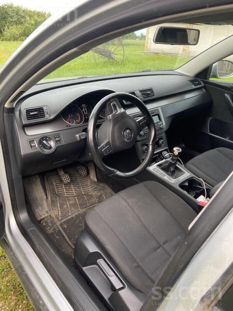 Volkswagen Passat B6 2010 in Riga, with an engine capacity of 1.60 L and mileage of 300 thousand km for 2300 €, photo 7 on AUTOMOTO.COM.LV
