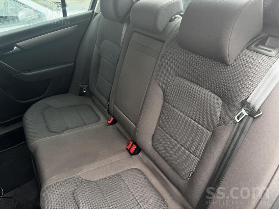 Melns Volkswagen Passat B7 2011 Rīga, ar dzinēja tilpumu 1.80 L un nobraukumu 240 tūkst. km par 3200 €, foto 10 vietnē AUTOMOTO.COM.LV