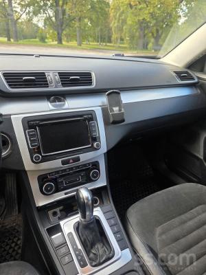 Black Volkswagen Passat B7 2011 in Valmiera, with an engine capacity of 2.00 L and mileage of 445 thousand km for 3500 €, photo 4 on AUTOMOTO.COM.LV