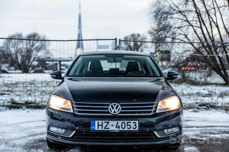 Black Volkswagen Passat B7 2012 in Riga, with an engine capacity of 1.40 L and mileage of 306 thousand km for 4290 €, photo 3 on AUTOMOTO.COM.LV